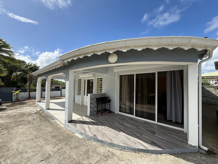 Maison Colorée, Lumineuse Avec Clim Et Terrasse - Guadeloupe