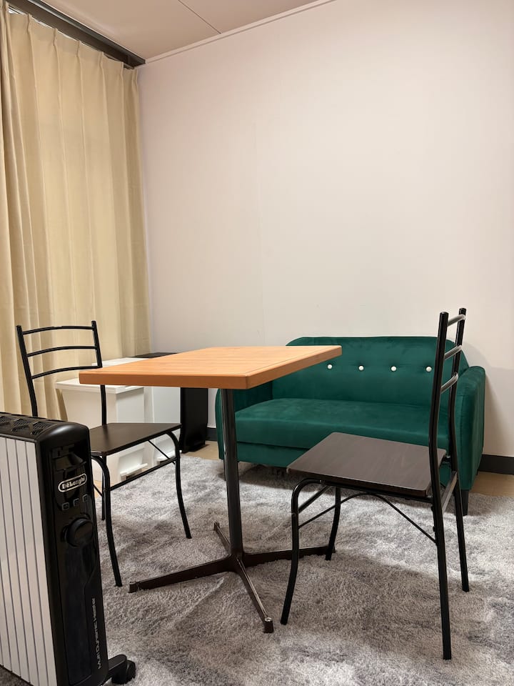 窓から伊佐爾波神社の階段が見える昭和時代の部屋【伊佐爾波神社まで徒歩1分・道後温泉まで徒歩5分】 - Matsuyama