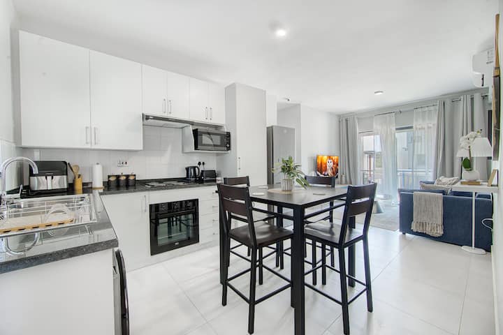 Urban Pearl - Elegant 2br Apartment At Sarona City - Gaborone