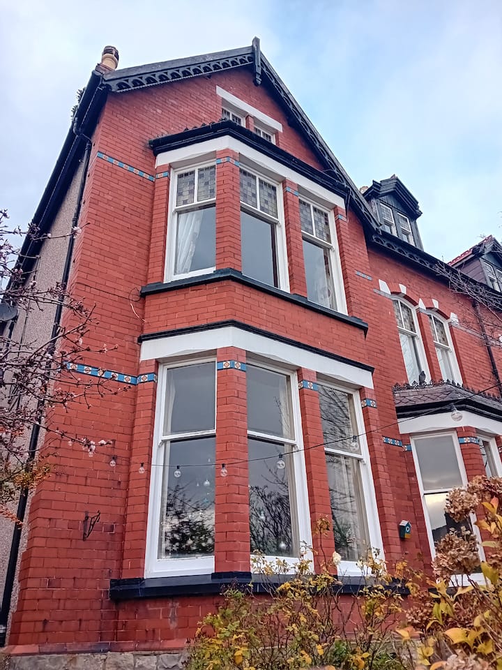 Centrally Located Top Floor 2 Bed Apartment - Llandudno