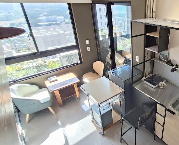 ［月/季/年租］陽光挑高景觀套房。高鐵10分鐘，彩虹藝術村+嶺東科大。閣樓+小廚房+陽台+四季花台 - Taichung City