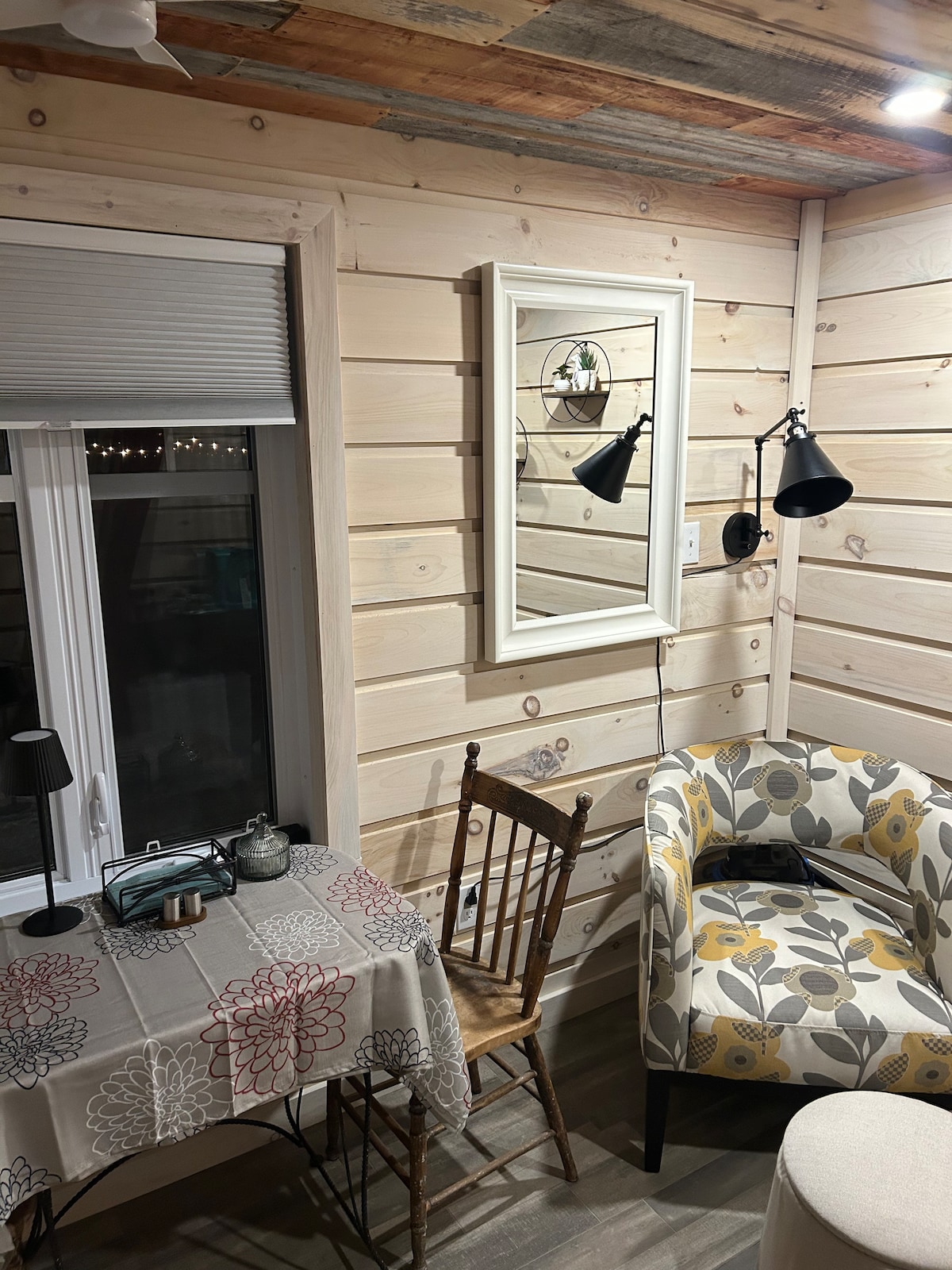 Billy & Angel’s Red Roof Cabin - Tiny houses for Rent in Vankleek Hill ...