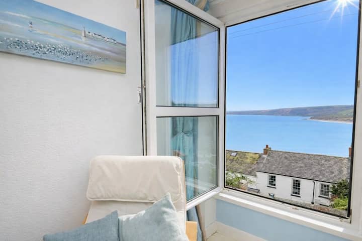 Seaside Cottage With Beautiful Bay Views. Sleeps 6 - Aberaeron