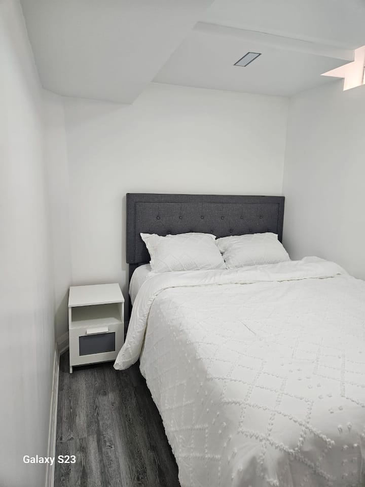 Stylish Modern Suite| Aldershotgo |World Cup Ready - Burlington