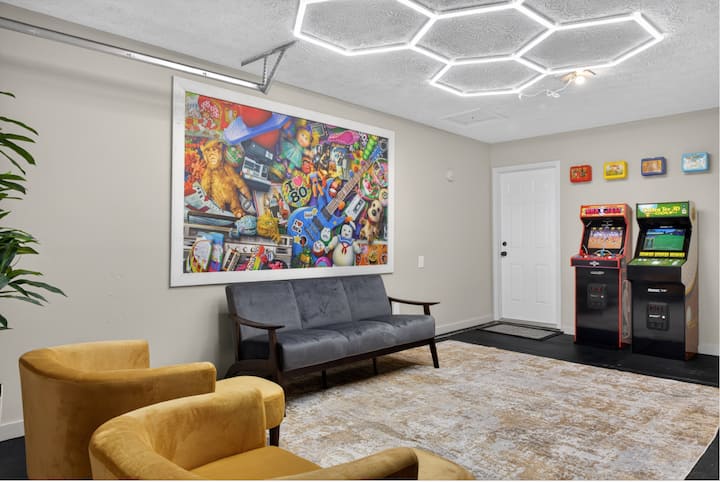 Retro Arcade Garage + Hot Tub + Fire Pit Swings - Georgetown, KY