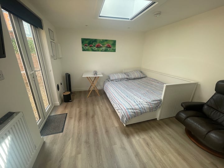 Bright & Airy Self-contained Studio Annex - Twickenham