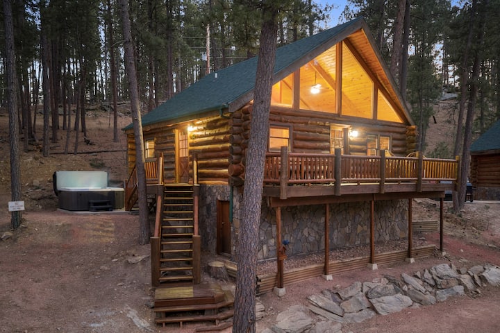 Buffalo Lodge: Cozy Log House With Hot Tub - Keystone, SD