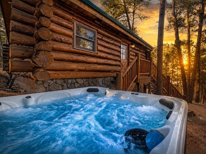Buffalo Lodge: Cozy Log House With Hot Tub - Keystone, SD