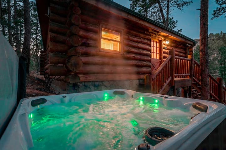 Buffalo Lodge: Cozy Log House With Hot Tub - Hill City, SD