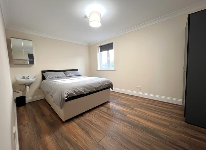 Extra Large Double Room With Smart Tv & Own Basin! - Southampton, UK