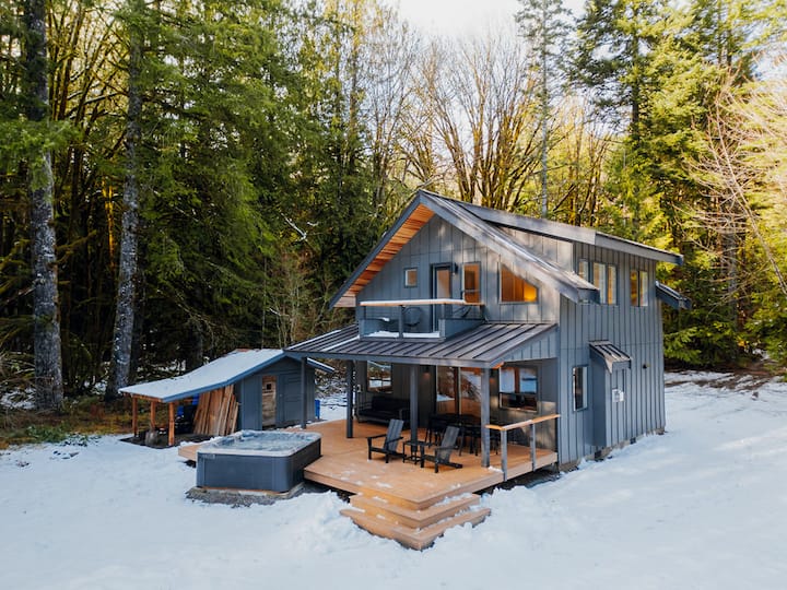Mysty Mountain - Modern Riverfront Cabin - Skykomish, WA