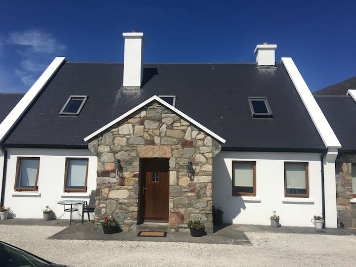 3 Bedroom, 3 Bathrooms, Amazing Views, Turf Fire - Achill Island