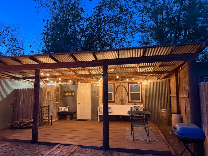 Tiny Farm Stay - Fresh Eggs + Peaceful Retreat - Midland, TX