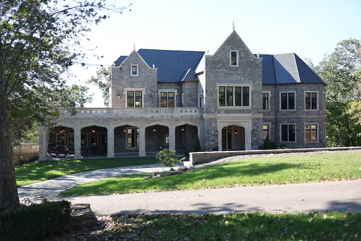 Exclusive Lakefront Luxury Retreat – Hosted - Knoxville, TN