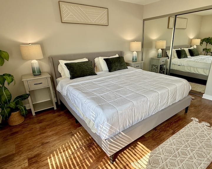 Beachside Getaway | 1 Bed &Bath | Parking & Pool - Santa Monica, CA