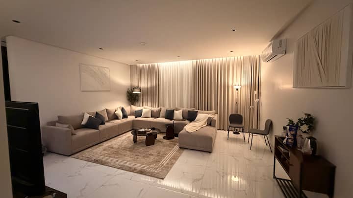 شقة فاخرة بالحمراء | 3 غرف وصالة بدخول ذكي - Dammam