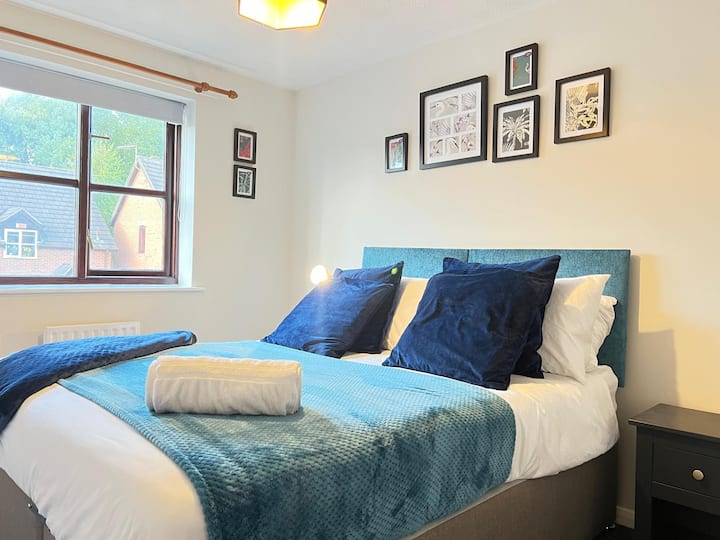 Large Drive And Garden - Nottingham