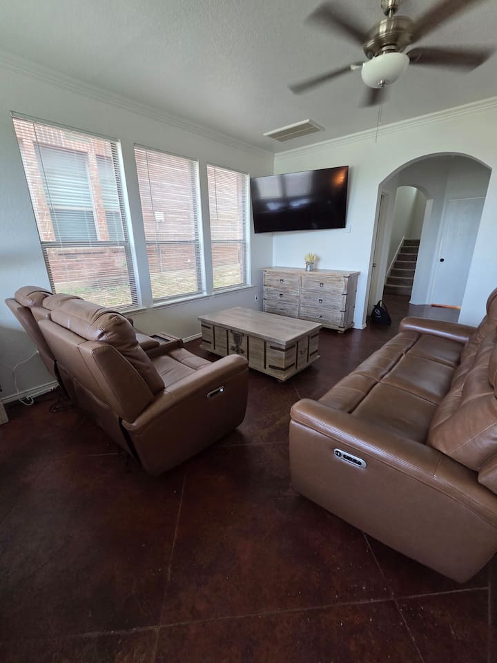 Spacious 3br Duplex Patio & Parking/near Fortworth - Fort Worth, TX