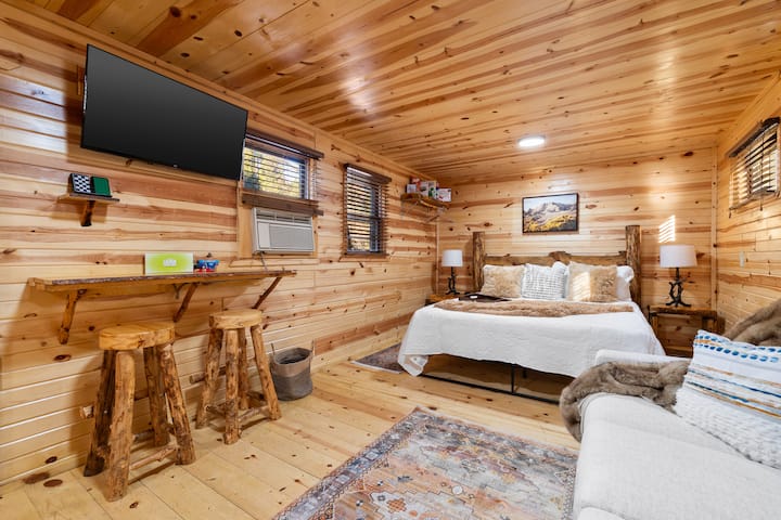 Silver Pine Haven: South Dakota Log House Stay - Mount Rushmore, SD