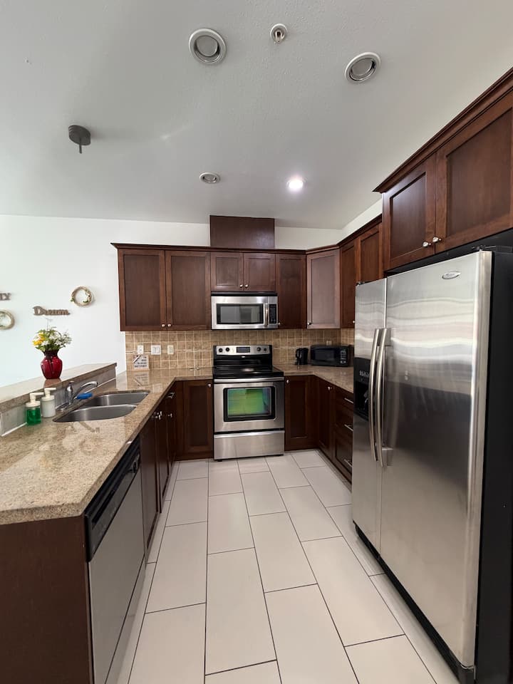 Cozy & Spacious 1br + Den | Perfect For 4 People - New Westminster