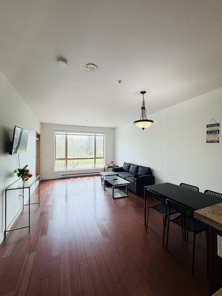 Comfortable 1br + Den, Central & Calm (201) - Surrey