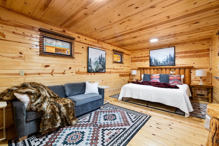 Bison Trail House: Rustic Log Cabin Retreat - Mount Rushmore