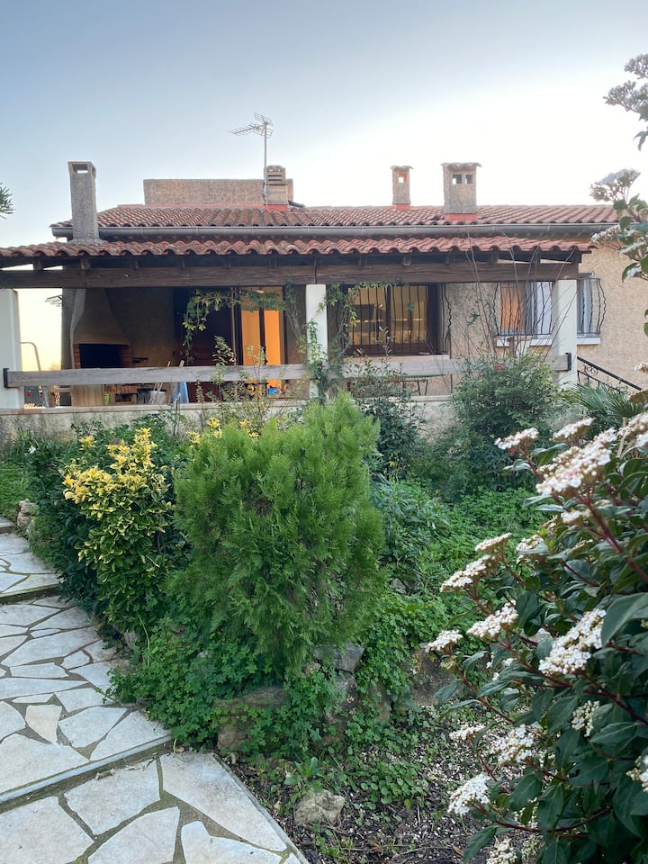 Maison : Haut De Villa T3 90m 2 Avec Jardin Privé - Six-Fours-les-Plages