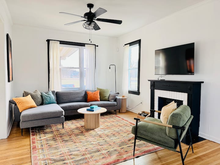 Bright, Spacious Home For Groups | Sleeps 8 - Detroit, MI