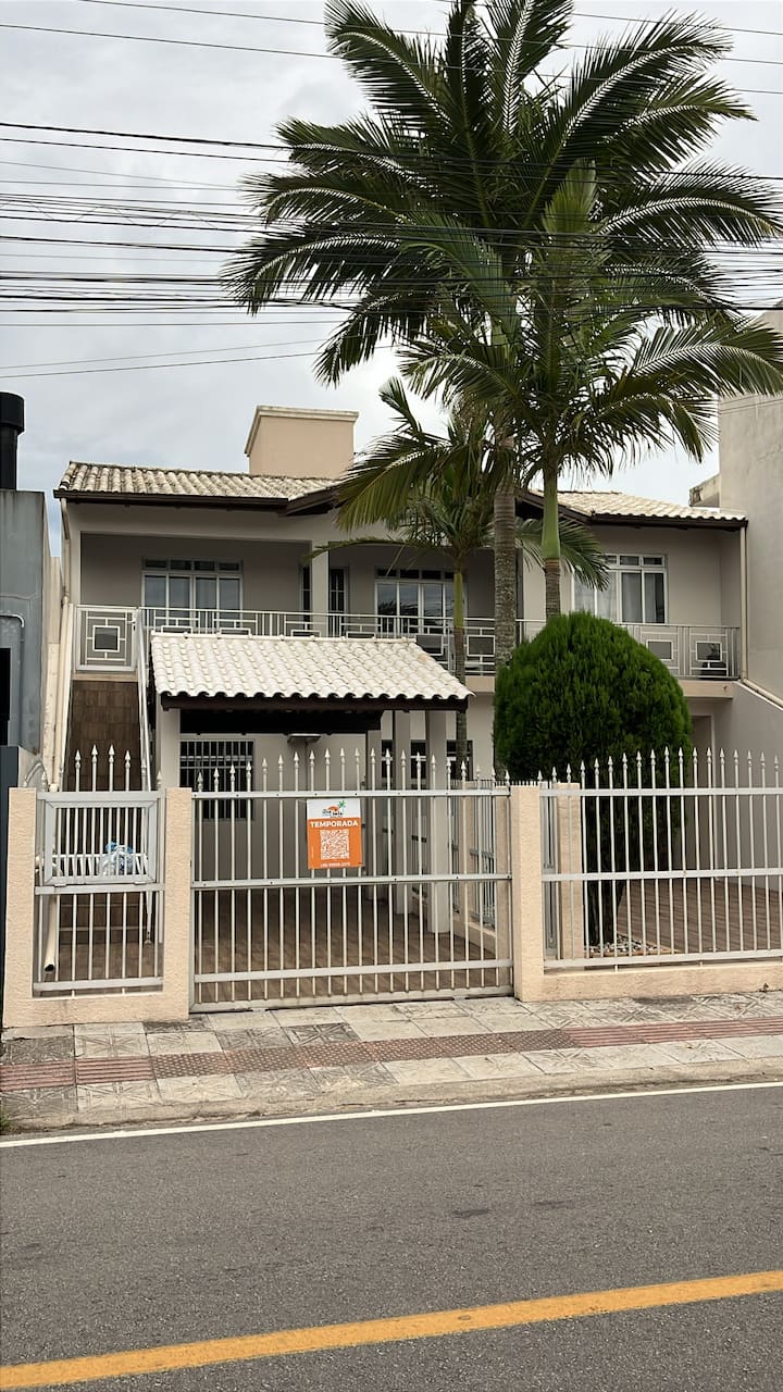 Casa Perto Da Praia!
Sobrado Parte Superior! - Garopaba