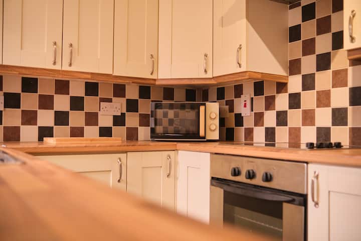 2br Home | Sleeps 4 | Central Location | Parking - 런던데리