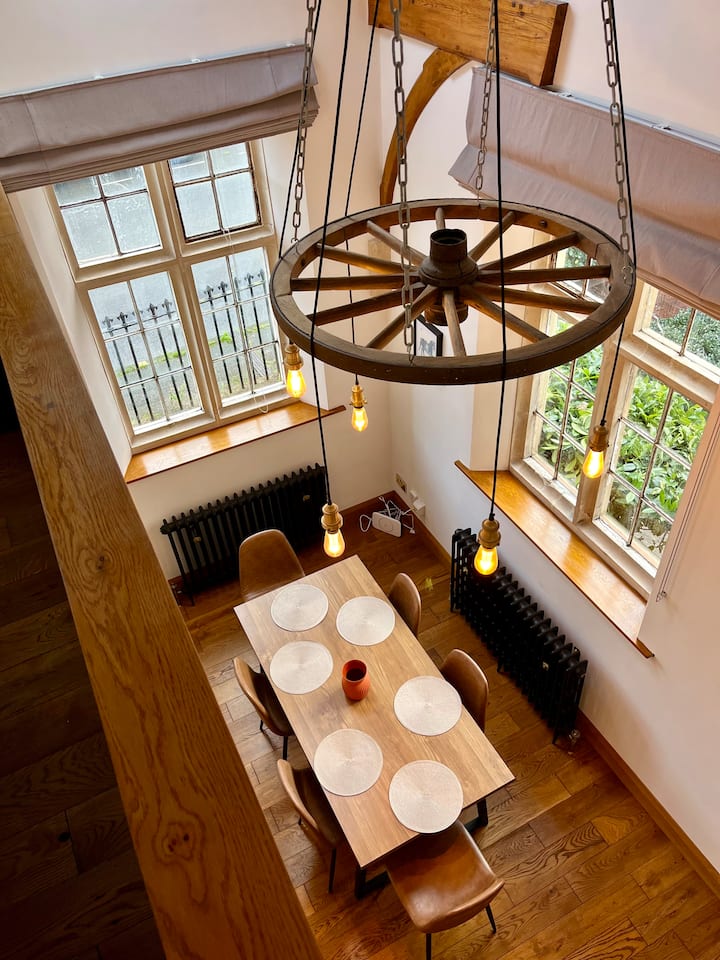 Beautiful School House In Cheltenham Town Centre. - Cheltenham