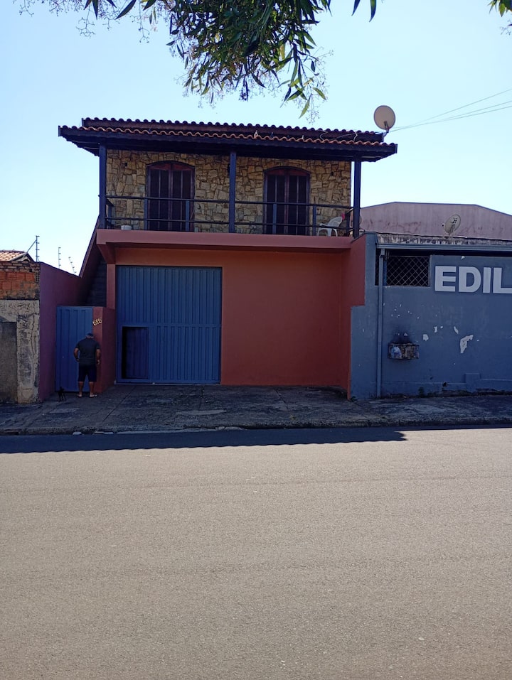 República Com Quatro Quartos Disponíveis - Araras