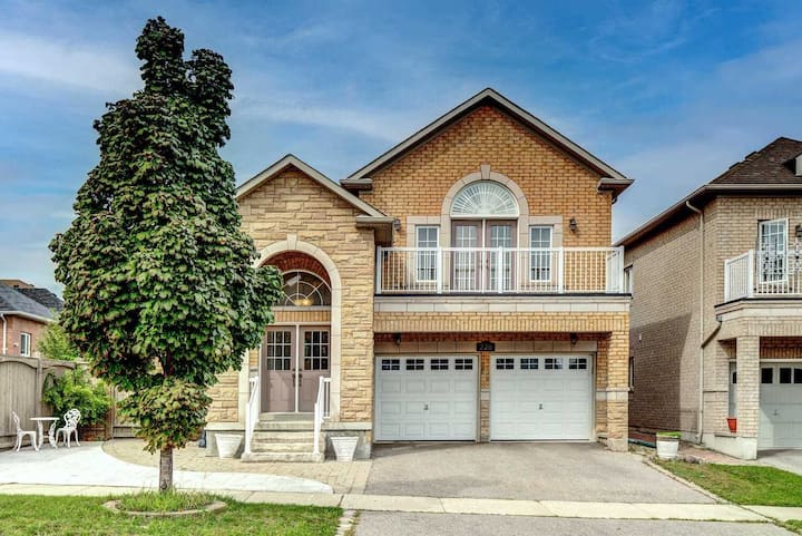 Sleek Private Wing W/ Ensuite, Tv & Kitchenette - Vaughan