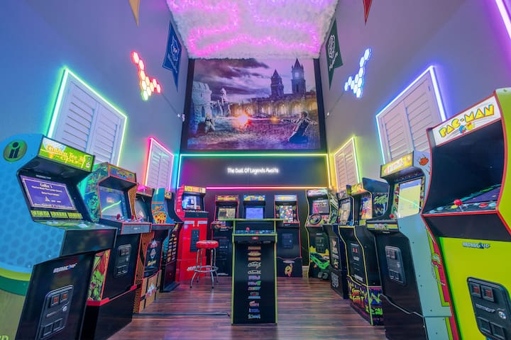 Wizard Themed Escape With Hot Tub & Pool - バイセイリア, CA