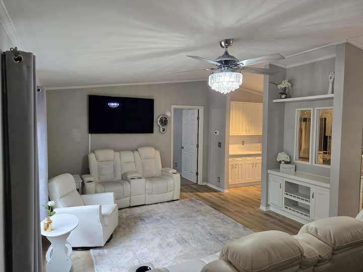 Sugar Lake Cottage: Sleeps 8, Hot Tub! - Seaforth, Pittsboro