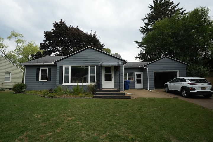 Enjoyable Family Home W/ Spacious Backyard. - Benton Harbor, MI