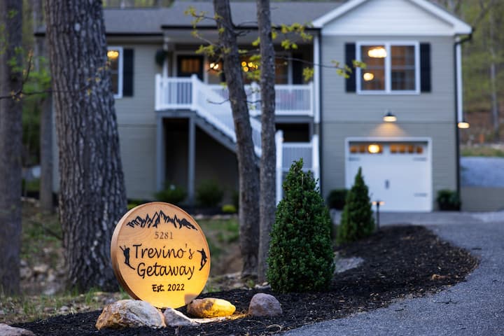 Stylish 3 Bedroom Home With Hot Tub & Fire Pit - Massanutten, VA