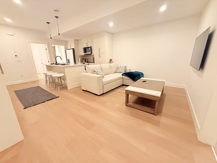 Pet Friendly Sleeps 4 Bright Private Entrance - Canada