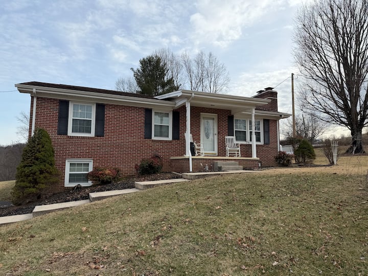 Cozy Home Near Abingdon – Close To Town & Trails! - Abingdon, VA