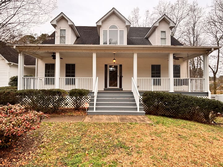 Family Farmhouse | Sleeps 10 | Private Baths - Acworth, GA