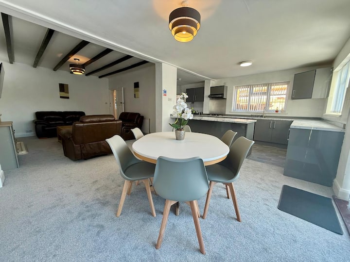 Spacious 4 Bedroom House • Multi-car Driveway - Solihull