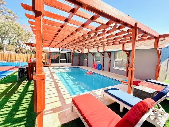 Luxury Retreat | Pool, Pickleball & Screen Porch - St. Petersburg, FL