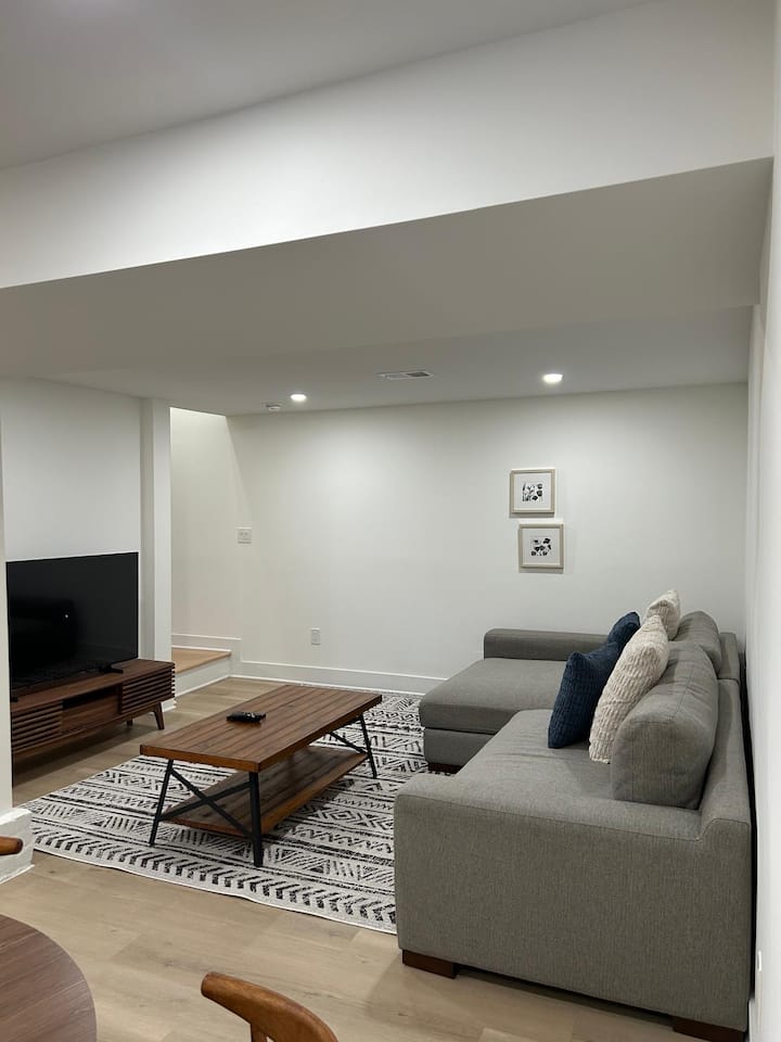 Modern Furnished Suite | Walk To Metro - Silver Spring, MD