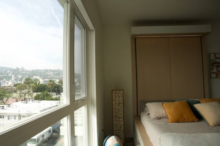 Luxury Walk Of Fame Studio - Pool, Parking, Gym - San Fernando Valley, CA