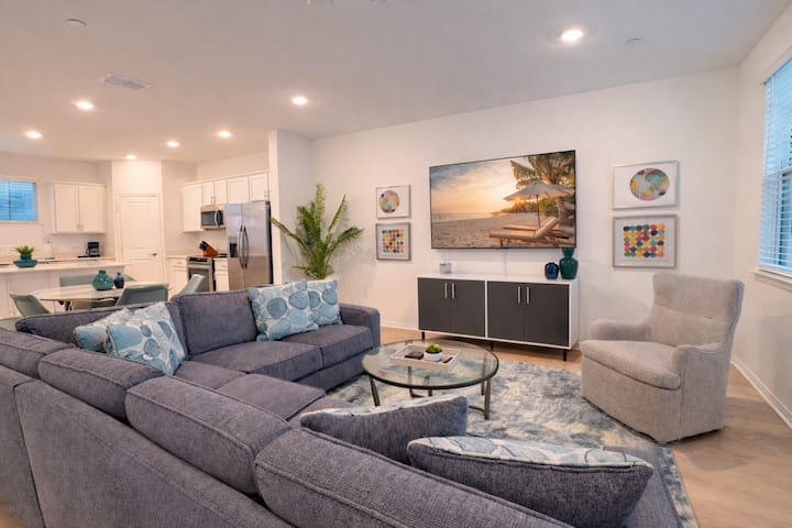 New Luxury Oasis W/ Private Garage - Sleeps 10 - Round Rock, TX