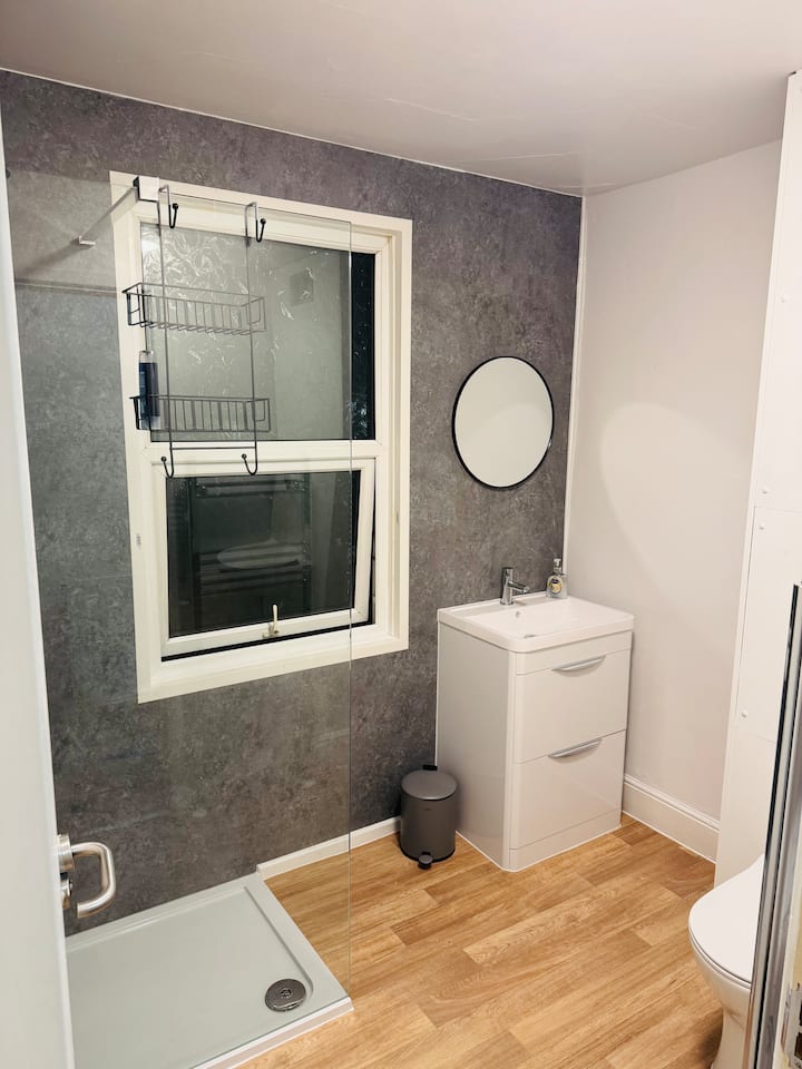 First Floor Flat, 3 Minutes To Train Station. - Cheltenham