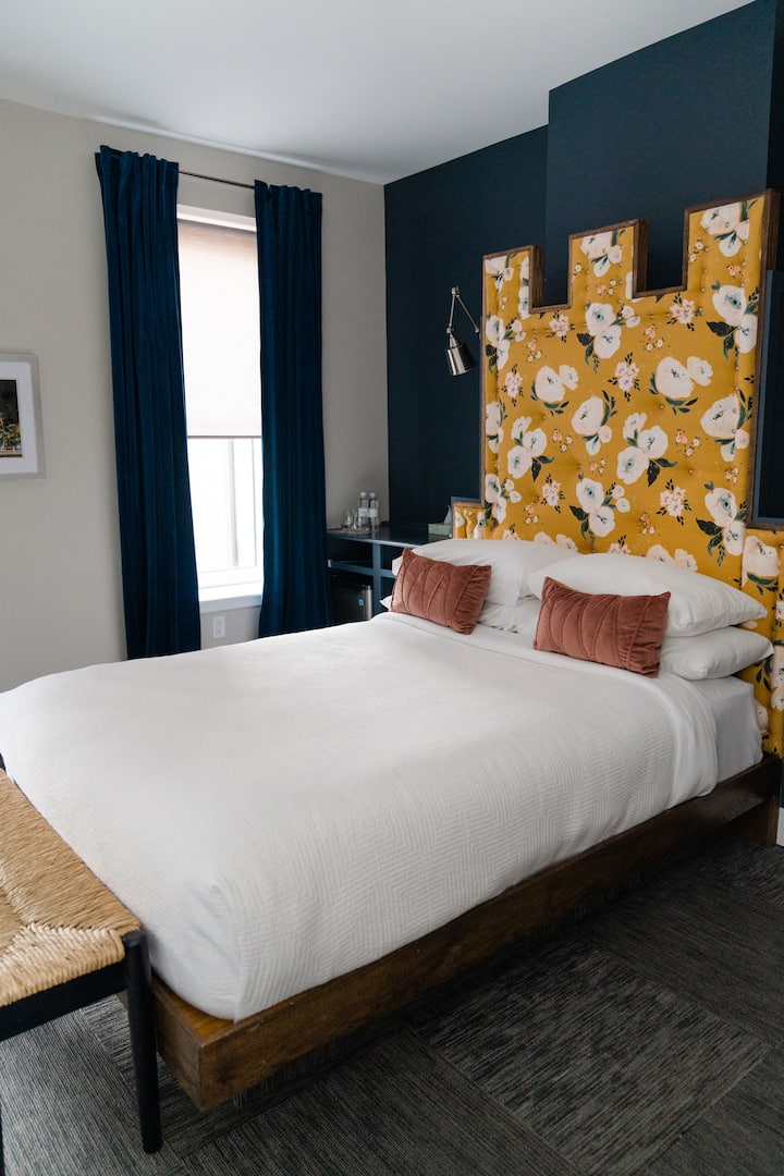 Standard Queen Bed Courtyard View Ada - Easton