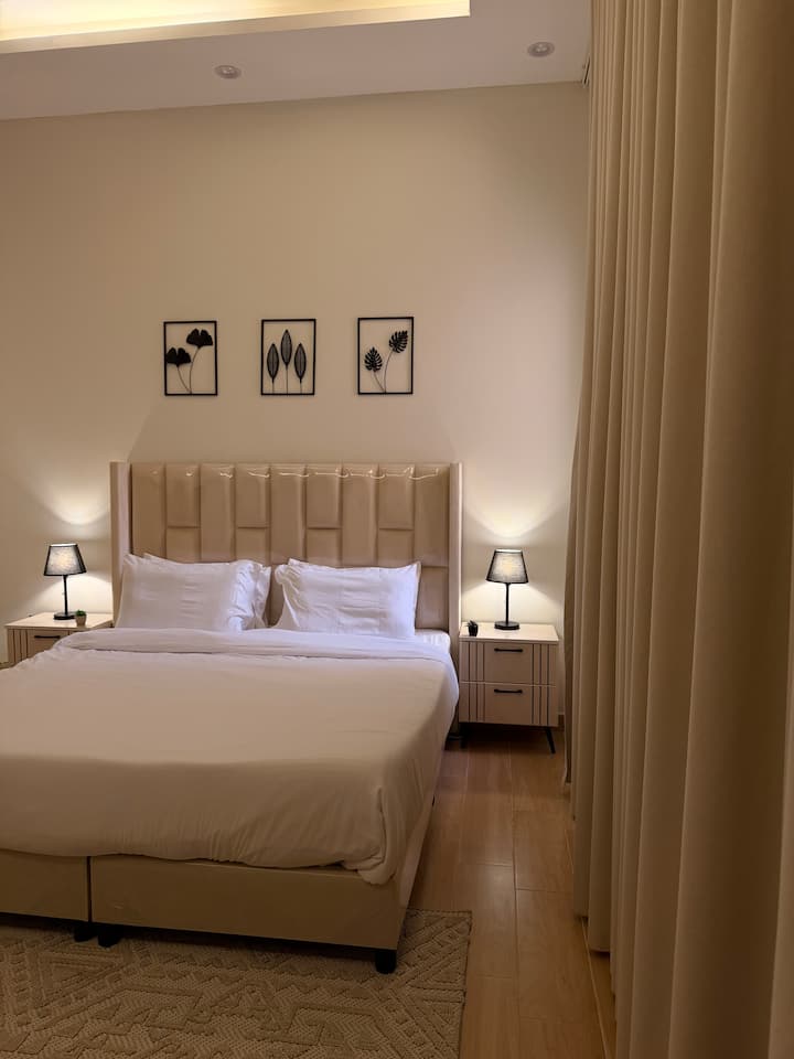 شقه أنيقه غرفة وصالة بجلسةومدخل خاص قرب البوليفارد - Riyadh