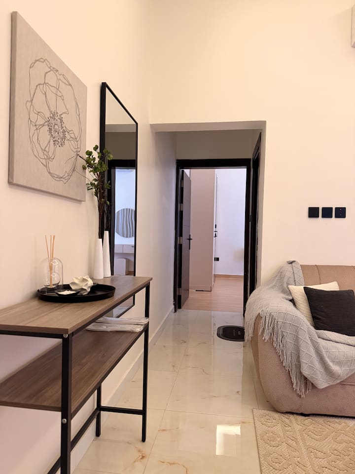 شقه أنيقه غرفة وصالة بجلسةومدخل خاص قرب البوليفارد - Riyad