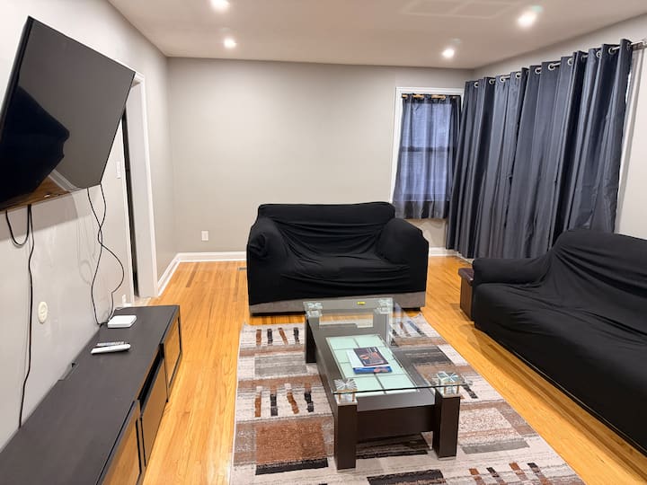 Bungalow House. Top Floor Access Only. - Belleville